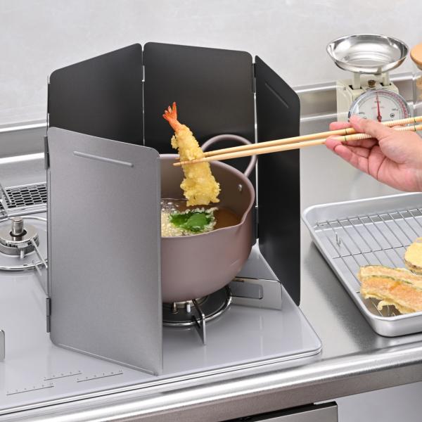 コンロ周りの油はねを最小限に！お手入れが大変なコンロ周りの油はねを最小限に抑えます！自由自在に設置できる5枚の折りたたみ式パネル。ふっ素樹脂加工なので、お手入れ簡単。折りたたんでコンパクトに収納できます。・原材料・素材鉄（ふっ素樹脂塗膜加工...