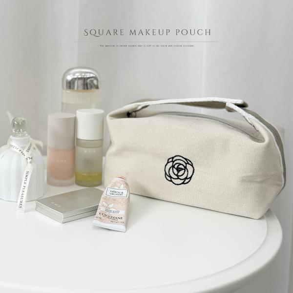 シンプルで収納力抜群なメイクポーチ。スキンケアからメイク用品までまとめて収納できるので、これ1つで完結◎厚手のキャンバス生地なので、丈夫で耐久性に優れているので長くご愛用いただけます。中はナイロン生地で汚れがつきにくい◎メイク用品をたっぷり...