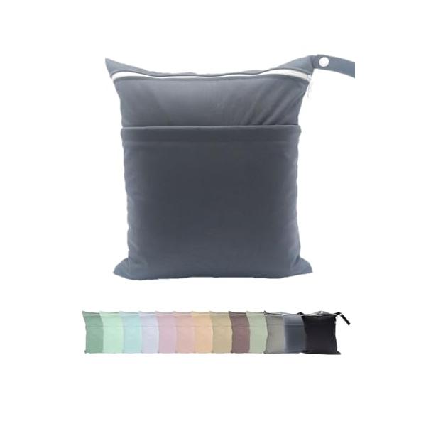 無地ダークグレー/-/CON-PNS-WB1842・Color:ダークグレーStyle:無地・水着入れにもなる、おむつポーチ濡れてしまったお洋服やおむつを収納する便利な防水ポーチわずか75gと超軽量なのに大きめ大容量・2ポケット仕様乾いた物...