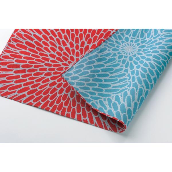 両面使える風呂敷なので、結んだ時や包んだ時に華やかさが増します。エコバッグにも使える人気のサイズです。コンパクトに持ち運べ、洗濯もできるので衛生的です。≪サイズ≫約104cm≪素材≫綿100％（日本製）※商品写真はできる限り実物の色に近づけ...