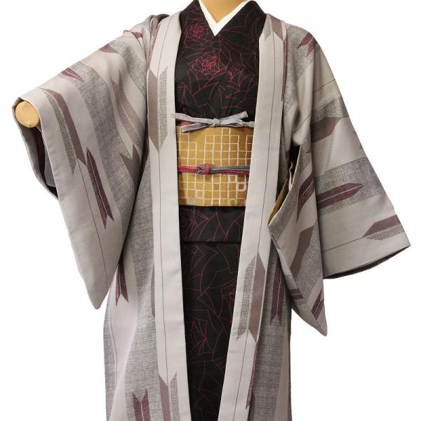 紫がかったグレー地に矢絣を染めました。伝統的文様のシンプルな羽織です。寒い時期のお出かけなどにご利用ください。通常のレンタル着物一式セットに羽織を追加するオプションサービスです。寒い時期のお出掛けにご利用ください。羽織はフリーサイズです。X...