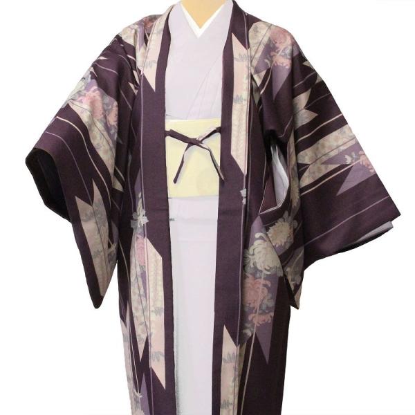 紫地に矢絣柄を染め、矢羽部分に菊と藤を描きました。どのような着物にも合わせやすい羽織です。通常のレンタル着物一式セットに羽織を追加するオプションサービスです。寒い時期のお出掛けにご利用ください。羽織はフリーサイズです。XS〜XLの着物共通で...