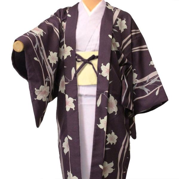 濃いめの紫色に枝垂れ風にユリの花を描きました。伝統的なデザインを少々モダンにアレンジした羽織です。通常のレンタル着物一式セットに羽織を追加するオプションサービスです。寒い時期のお出掛けにご利用ください。羽織はフリーサイズです。XS〜XLの着...