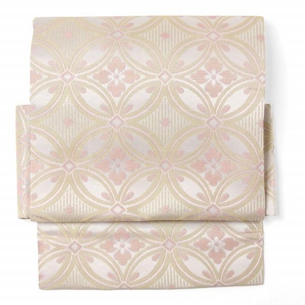 光沢のある白地に淡いピンク色で七宝文様を織り出しました。伝統柄ですがモダンテイストに仕上げた袋帯です。お太鼓と胴回り部分が分かれた二部式仕立てで、簡単に結んで頂けるようになっています。お太鼓部分は二重太鼓。フォーマルなご用途にご利用頂けます。