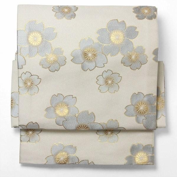 ベージュ地に大きめの桜を全体的に織り出しました。桜は友禅風に金糸でかたどっています。カワイイ系の柄ですが、フォーマルにご利用頂ける品格のある京袋帯です。