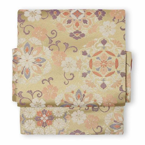 光沢のあるベージュ地に華文や唐花文様を織り出しました。フォーマルにご利用頂ける格調ある袋帯です。お太鼓と胴回り部分が分かれた二部式仕立てで、簡単に結んで頂けるようになっています。お太鼓部分は二重太鼓。フォーマルなご用途にご利用頂けます。