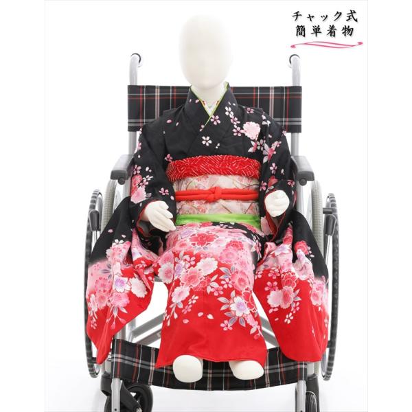 車椅子 7歳 女の子 七五三 感動楽チャック着物 czj7009「京」ブランド　黒×赤ピンク慶祝桜花の流々舞【身長】身長…119cm〜129cm位【素　材】表地：高級ポリエステル/裏地：ポリエステル【レンタル内容】着物（襦袢付）、結び帯、帯...