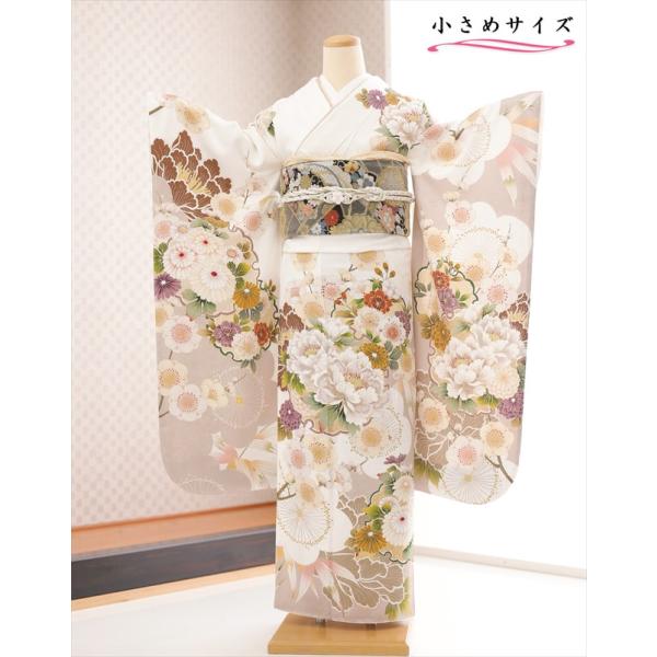 身長低め 150cm前後対応 Sサイズ 振袖レンタル fb1513「Close Fit」ブランド 白×くすみ赤紫慶び吉祥彩華【サイズ】対応身長…147cm〜157cm位洋服サイズ…13号まで【Sサイズ着物について】通常サイズより「着物丈」と...
