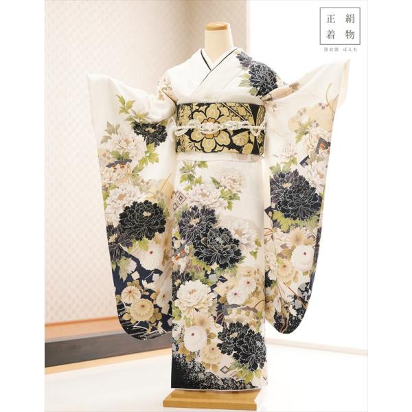 身長低め 150cm前後対応 小さめ Sサイズ 振袖レンタル fb1528 上品な白地に慶び華蓮吉祥花【サイズ】対応身長…147cm〜157cm位洋服サイズ…13号まで【Sサイズ着物について】通常サイズより「着物丈」と「肩裄」のみが短い着物...