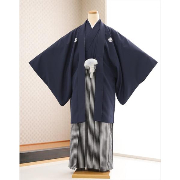 紋付袴レンタル　定番の紺色紋付×縞袴 mo105【紋付きフルセット】羽織袴レンタル 着物レンタル 袴レンタル 男性着物 卒業式 結婚式 前撮り イベント 二次会 和服 kimono 貸衣装 往復送料無料【サイズ】身長…156cm〜185cm...