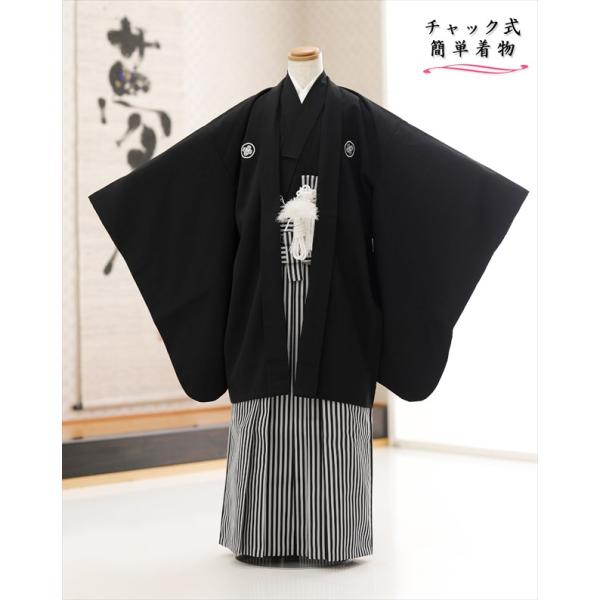 チャックで簡単ワンタッチ着付け 6歳前後 男の子 羽織袴 着物レンタル zd6001 子供着物 定番の黒紋付縞袴【サイズ】身長…125cm前後（121cm〜128m位）【素　材】表地：上質ポリエステル/裏地：ポリエステル【レンタル内容】羽織...