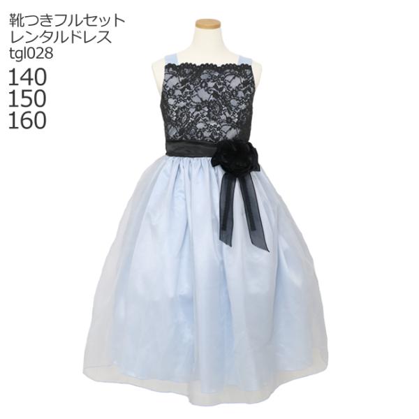 空き状況は「すべて見る」を押してチェック！爽やかな印象のくすみブルーのワンピースドレスです。 張りのあるサテンを使用し、胸元にはレースを施して上品さの漂うドレスに仕上がりました。 ウエストの大きなお花のコサージュとふんわりスカートがドレスを...