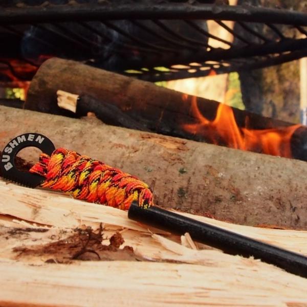 BUSH MEN【REBEL Fire Steel】は自分の自由なスタイルを大切にする人の為に作られました。パラコードのカラーを複数揃えました。自分のスタイルに合ったカラーと共に自然の中へ行きましょう。・スチールサイズ：8×0.8cm・パラ...