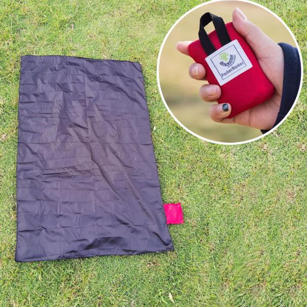 手のひらサイズまでたためるコンパクトなナイロン素材のレジャーシートです。防水仕様なのでピクニックやキャンプに。携帯しやすいので旅行でも大活躍。サイズ：109 x 71cm折りたたみ時サイズ：9.5 x 6cm