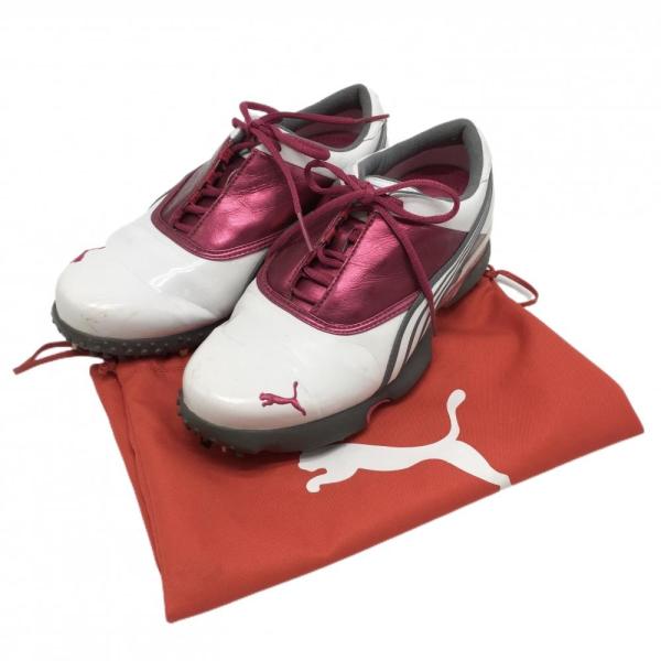 ブランド：PUMAアイテム：ゴルフシューズ表記サイズ：24.5実寸サイズ：　アウトソール全長：約27.5cm　アウトソール最大幅：約11cm特徴・仕様：適応時期：商品ランク：B+コメント：汚れ、擦れ、右スパイク一部欠け、収納袋汚れ