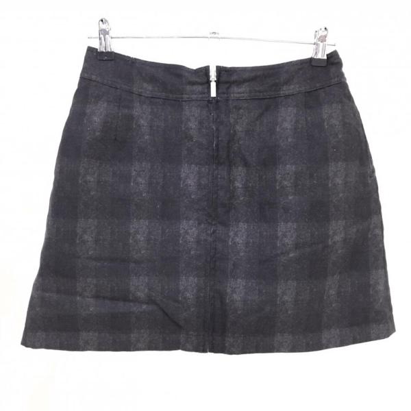 ブランド：Paul Stuart SPORTアイテム：中綿リバーシブルスカート表記サイズ：9実寸サイズ：　ウエスト：約39cm　スカート丈：約41.5cm特徴・仕様：裏白　適応時期：秋 ・ 冬商品ランク：A+コメント：裏裾薄汚れ
