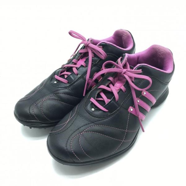 ブランド：adidasアイテム：ゴルフシューズ表記サイズ：24.0実寸サイズ：　アウトソール全長：約26.5cm　アウトソール最大幅：約9cm特徴・仕様：適応時期：商品ランク：B+コメント：汚れ、しわ、かかと内側擦れ、スパイク欠け