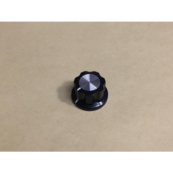 BOSSスタイルのシルバートップノブです。マイナスドライバーで締めて固定するタイプです。カラー：ブラック高さ：12mm直径：19.5mm内径：φ6.35深さ：10mm