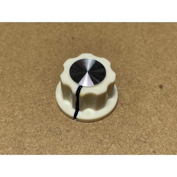 BOSSスタイルのシルバートップノブです。マイナスドライバーで締めて固定するタイプです。カラー：クリーム高さ：12mm直径：19.5mm内径：φ6.35深さ：10mm