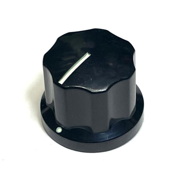 ヘプタゴン（７角形）スタイルノブ。6mmスプリットシャフトにプッシュインで固定します。暗い場所で光る蓄光ポインターで視認性抜群です。カラー：ブラック高さ：15mm直径：19mm