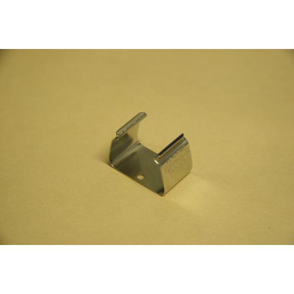 シンプルなプレス式の9Vバッテリーホルダーです。横型。※取り付け用ビスは付属しません。メール便にて発送致します。