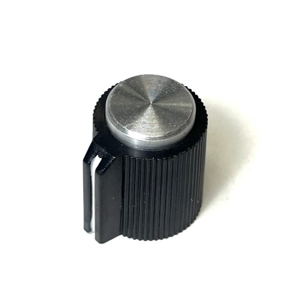 ポインター部が突起で視認性の良いノブです。シルバートップマイナスドライバーで締めて固定します。カラー：ブラック高さ：16mm直径：13mm内径：φ6.4