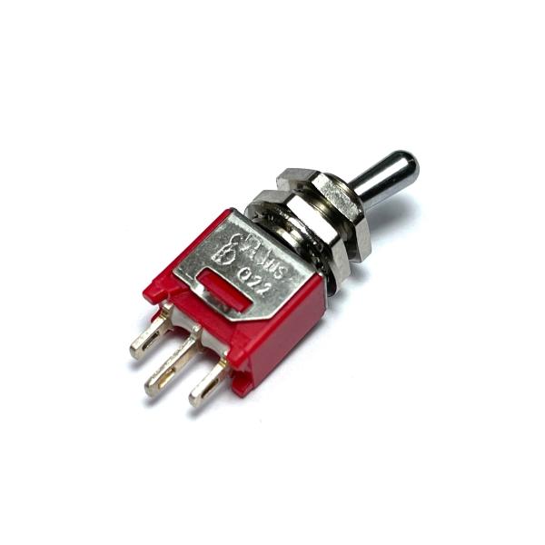 ON-ON SPDTアクチュエイターの長さが5mm 程度の極小トグルスイッチです。取り付け面積が少なくアクチュエイターが目立ちにくいです。ハンダごての当てすぎにご注意ください。下穴直径 : 約5mm5.08mm(幅) x 8.13mm(奥行...