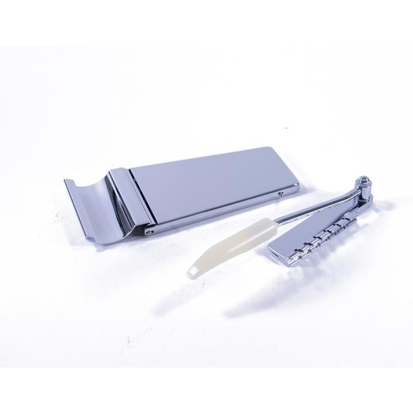 多くのGibson ギターで使用されてきた板バネトレモロです。板バネの底でボディに当たる部分にはあらかじめスポンジが貼ってあります。取り付けると弦アースがとれなくなってしまうことが多いので、テールピースのアンカーから配線を引き延ばすなど工夫...