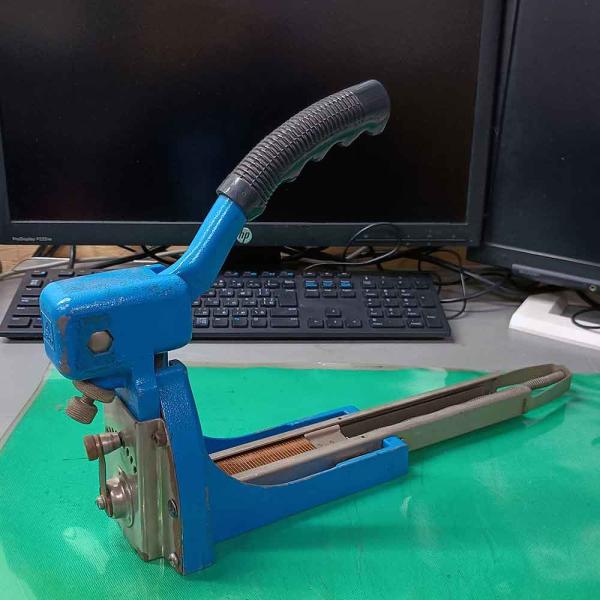 中古商品です。・適用ダンボール:シングルダンボール・ダブルダンボール・幅×奥行×高さ:105×442×290mm・爪深さ9段階調整可能・手動式・抜針器付・爪深さ9段階調整可能・適用ダンボール:シングルダンボール・ダブルダンボール・手動式