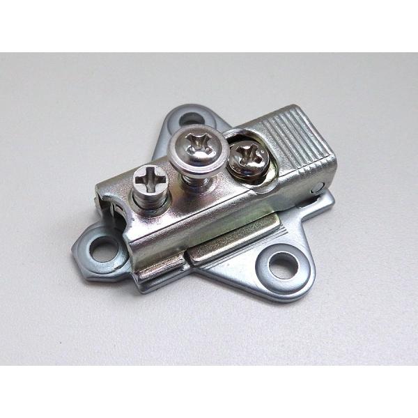 スガツネ(LAMP)のマウンティングプレート（取付座金）「100-04A-W-30」です。100シリーズのスライド丁番を取り付ける際に使用します。3つ穴タイプ。【仕上】サチライトクロムめっき/有色クロメート処理【質量】32.1g5タッピンね...