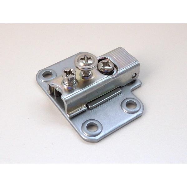 スガツネ(LAMP)のマウンティングプレート（取付座金）「100-06AW」です。100シリーズのスライド丁番を取り付ける際に使用します。4つ穴タイプ。