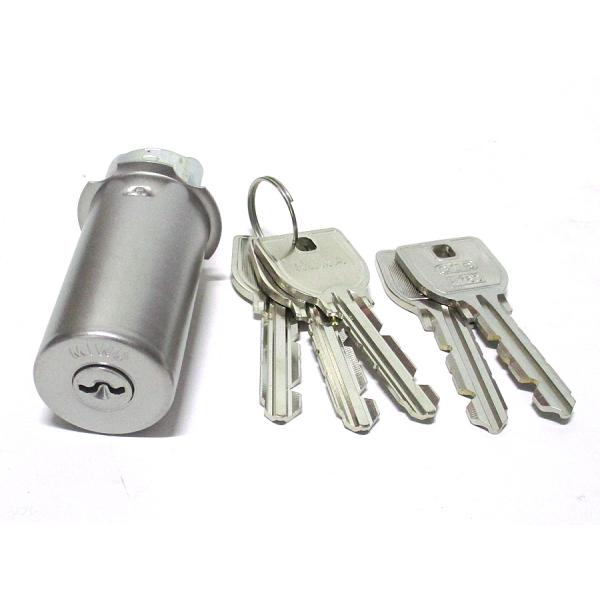 ミワロックRA(85RA)用のスタンダードタイプの取替シリンダーです。色はシルバー色(ステン色)で、子鍵は3本ついています。取替えの元となる85RAにつきましては、U9RA取替用本体セットのページをご覧になって下さい