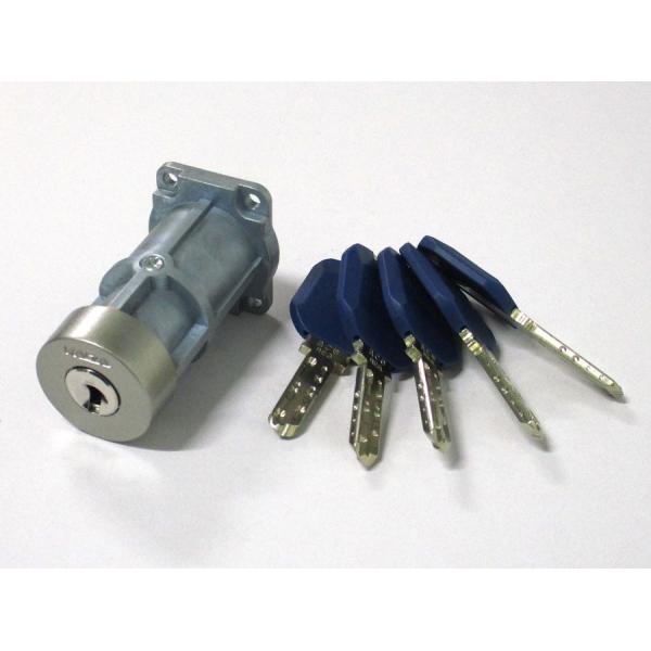 ミワロックRA(85RA)の取替用として、日本カバ社から発売されているディンプルキータイプの取替用シリンダーです。色はシルバー色で、子鍵は5本(すべて純正キー)ついています。取替えの元となる85RAにつきましては、U9RA取替用本体セットの...