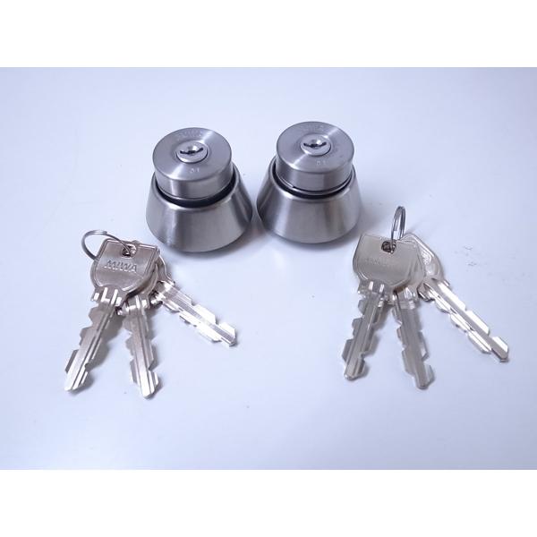 ミワロックLA(レバーハンドル)、DA(本締錠)用のスタンダードタイプの取替用シリンダーの2個同一キーセットです。色はシルバー色で、子鍵は6本ついています。取替えの元となるLA,DAにつきましては、U9DA-1取替用本体セット及びU9LA取...