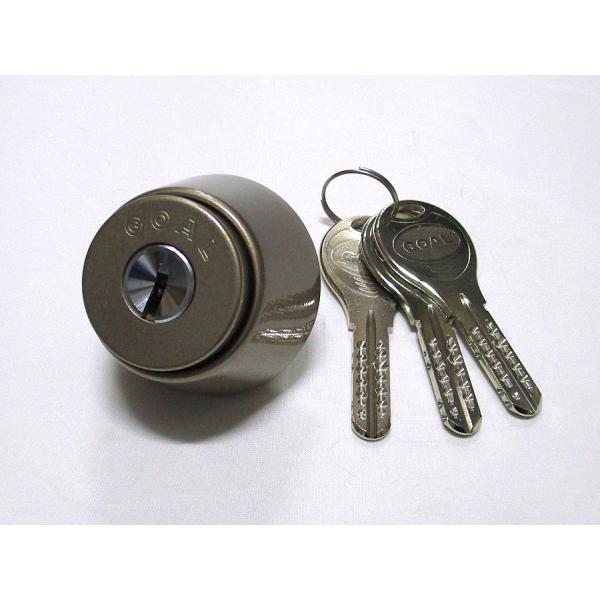 ミワロックLD(レバーハンドル)、BH、DZ(いずれも本締錠)用の取替用として、ゴール社から発売されているディンプルキータイプの取替用シリンダーです。色はブロンズ色(茶色)、子鍵は3本ついています。取替えの元となるLD,BH,DZの仕様につ...