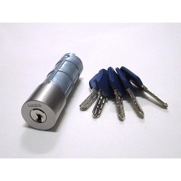 日本カバ社から発売されているミワロックHP40(77HP)のディンプルキータイプの取替用シリンダーです。色はシルバー色で、子鍵は5本(全て純正キー)ついています。扉厚33ミリ〜36ミリに対応しております。取替えの元となるHP40(77HP)...