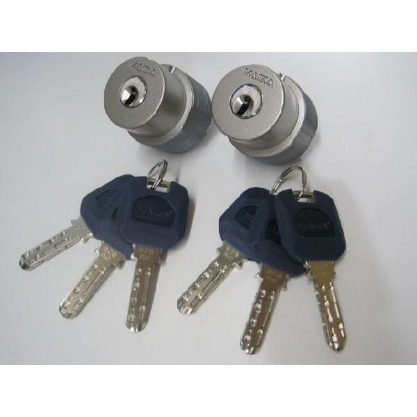 ミワロックTE0 LIXの取替用として、日本カバ社から発売されているディンプルキータイプのシリンダーの2個同一仕様です。色はシルバー色で、子鍵は6本(すべて純正キー)ついています。
