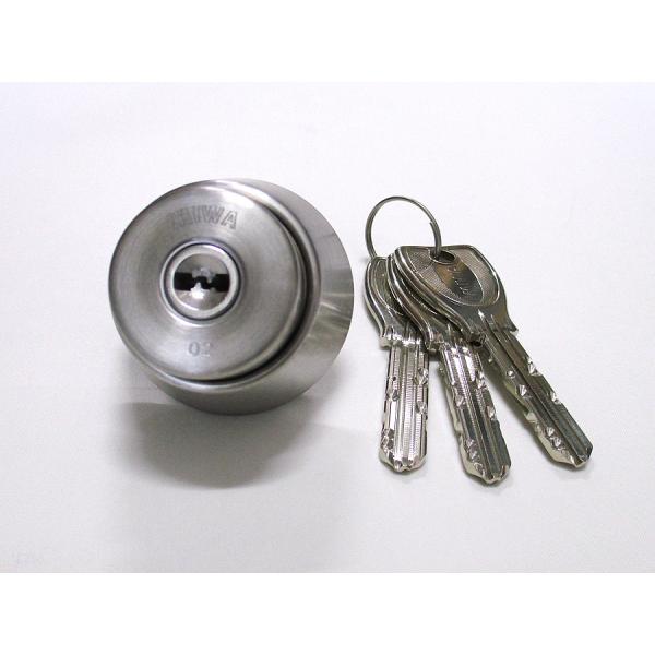 ミワロック最新のPRシリンダーを装着したLA(レバーハンドル)、DA(本締錠)用の取替用シリンダーです。色はシルバー色で、子鍵は3本ついています。取替えの元となるLA,DAにつきましては、U9DA-1取替用本体セット及びU9LA取替用本体セ...