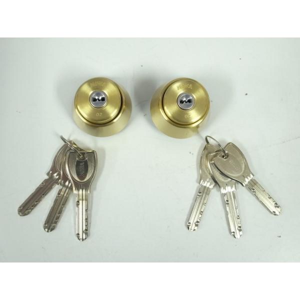 ミワロック最新のPRシリンダーを装着したLA(レバーハンドル)、DA(本締錠)用の取替用シリンダーの同一キー2個セット品です。色はBS色(ゴールド色)で子鍵は6本ついています。