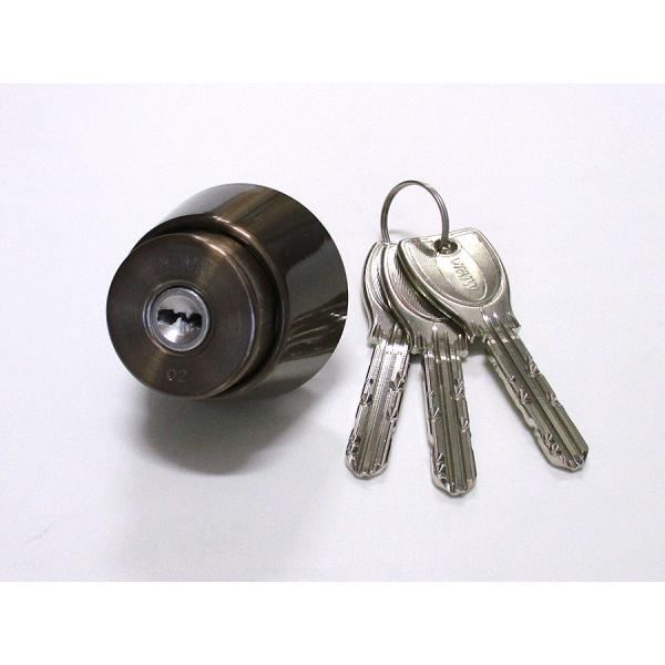 ミワロック最新のPRシリンダーを装着したLA(レバーハンドル)、DA(本締錠)用の取替用シリンダーです。色は茶色(ブロンズ色)で、子鍵は3本ついています。取替えの元となるLA,DAにつきましては、U9DA-1取替用本体セット及びU9LA取替...