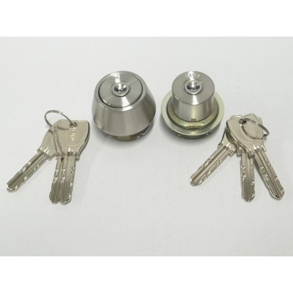 ミワロックPRシリンダーを装着したSWLSP(LSP)用とTE0(LIX)用の取替シリンダーの2個同一セット品です。色はシルバー色(ステン色)で、子鍵は6本ついています。