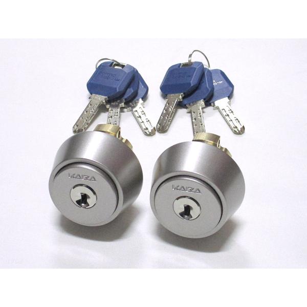 ミワロックLA(レバーハンドル)DA(本締錠)用の取替用として、日本カバ社から発売されているディンプルキータイプの取替用シリンダーの2個同一仕様です。色はシルバー色、子鍵は6本(すべて純正キー)ついています。