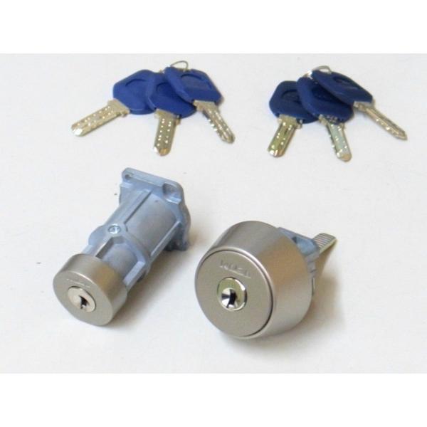 ミワロックRA(85RA)とNDZ NDR CPNDRの2個同一取替用シリンダーとして、日本カバ社から発売されているディンプルキータイプの取替用シリンダーです。色はシルバー色、子鍵は6本ついています。