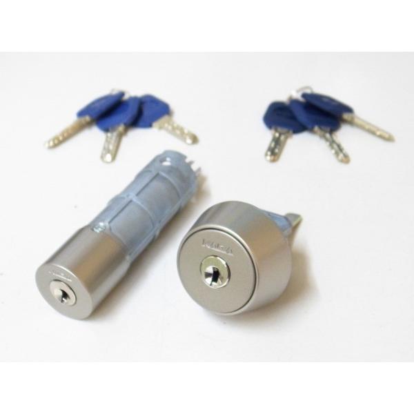 ミワロックHP40（77HP)とNDZ NDR CPNDRの2個同一取替用シリンダーとして、日本カバ社から発売されているディンプルキータイプの取替用シリンダーです。色はシルバー色、子鍵は6本ついています。