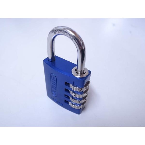 4桁の任意の番号をご自分で指定できるタイプの南京錠です。幅40ミリ、全高78ミリ、胴部分の高さ46ミリ、厚み16ミリ、吊るの太さ6ミリです。