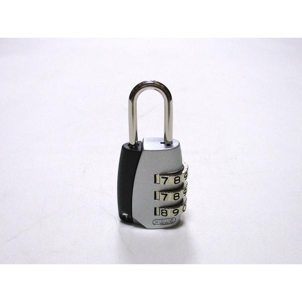 3桁の任意の番号をご自分で指定できるタイプの南京錠です。幅25ミリ、全高54ミリ、胴部分の高さ32ミリ、厚み12ミリ、吊るの太さ3ミリです。