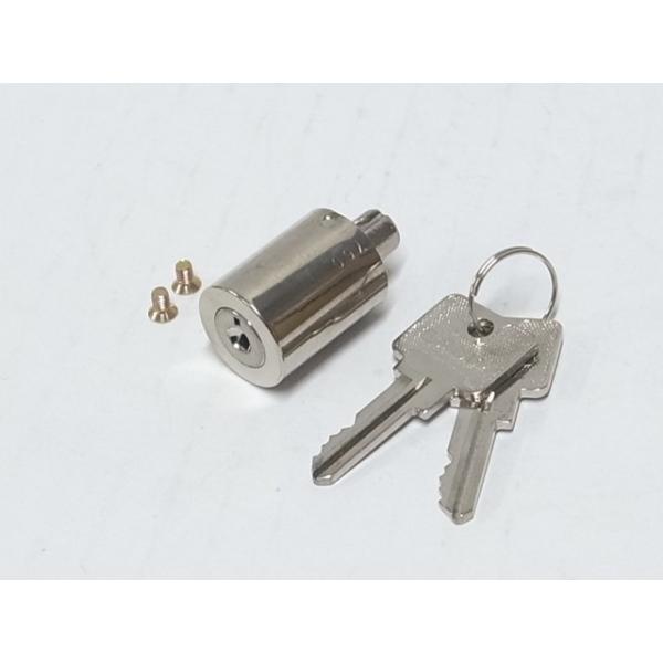 ランプ(LAMP)スガツネ工業板金用シリンダープッシュ錠NO2150Bです。胴体部直径19ミリ、胴体部長さ25ミリ、全長34ミリ、底部のビスピッチ14ミリです。コカギ2本付。2個以上ご注文の場合には、別番キーと同一キーをご選択いただけます。