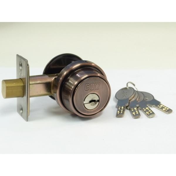 ヒナカ社製チューブラー本締錠PX-100の銅古美色です。ディンプルタイプの子鍵が4本付いております。 戸の端のフロントプレートのサイズタテ57ミリ×ヨコ25ミリ、刻印は「TD」です。戸の厚みは30ミリ〜45ミリのものに対応しております。 シ...