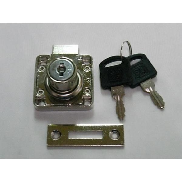 ランプ社製家具用の面付シリンダー錠507-11です。板の厚み22ミリに対応。別カギタイプと同一カギタイプ(2個以上ご注文の場合)がありますので、ご注文時にお選び下さい。台座部分のサイズ40ミリ×40ミリ, 厚み8ミリ。筒部の直径19ミリ、筒...