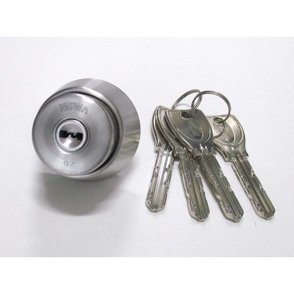 ミワロック最新のPRシリンダーを装着したLA(レバーハンドル)、DA(本締錠)用の取替用シリンダーです。色はシルバー色で子鍵は4本(4本ともメーカーの純正です)ついています。取替えの元となるLA,DAにつきましては、U9DA-1取替用本体セ...